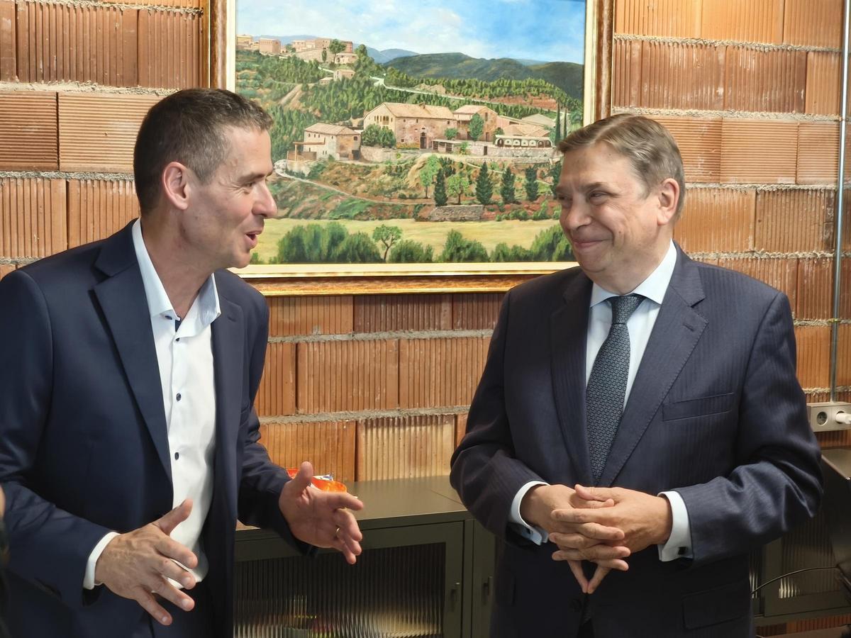 El ministre Luis Planas inaugura la nova seu de la santfruitosenca Grup ...