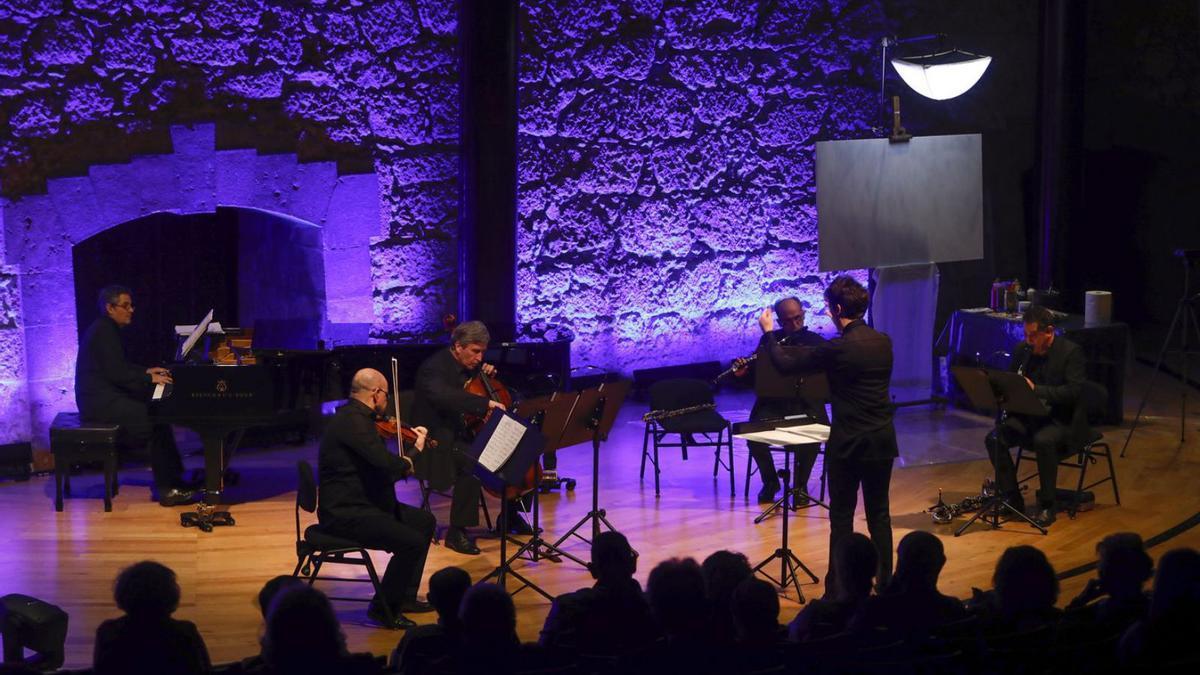 Calor del público para una velada cabaretera con Sandra Ferrández - La ...