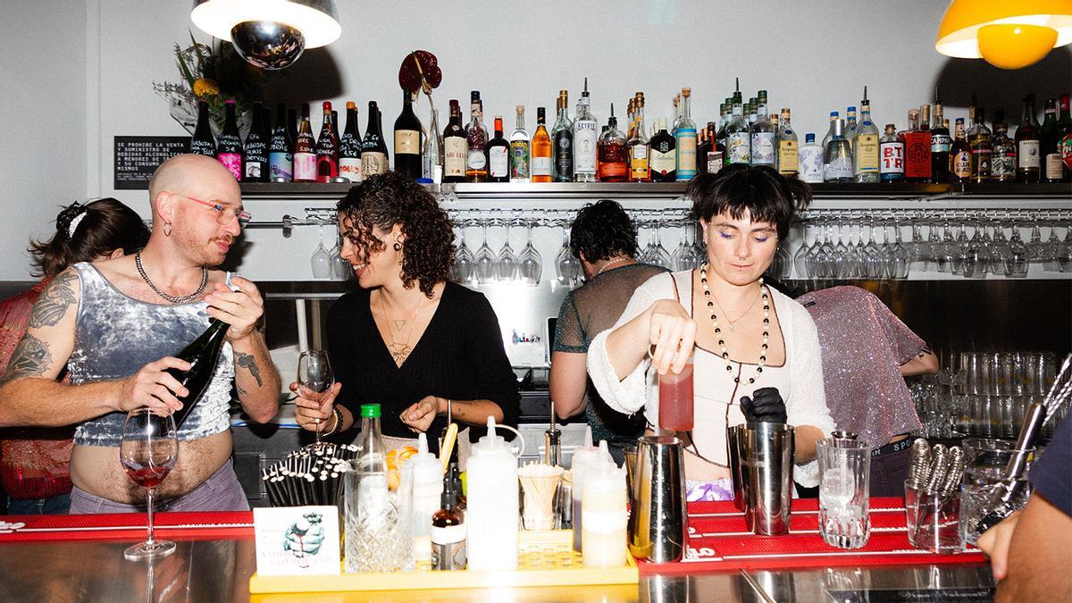 Fluid: el bar de vinos que acaba de abrir en el nuevo epicentro 'queer ...
