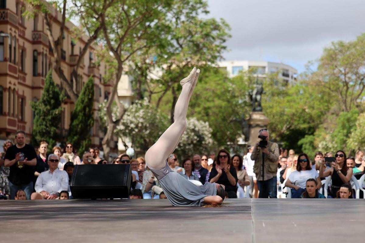 Galería: La danza toma el paseo de Vara de Rey en Ibiza.