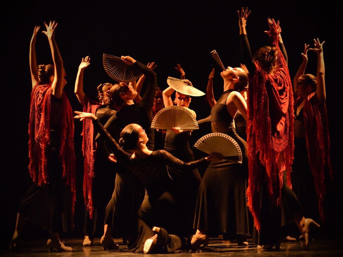 La danza joven alza el vuelo: ECCAD debuta con fuerza en el Teatro ...