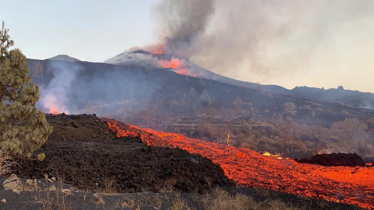 El flujo de lava continúa sobre la colada primigenia rellenando los huecos que se salvaron con ...