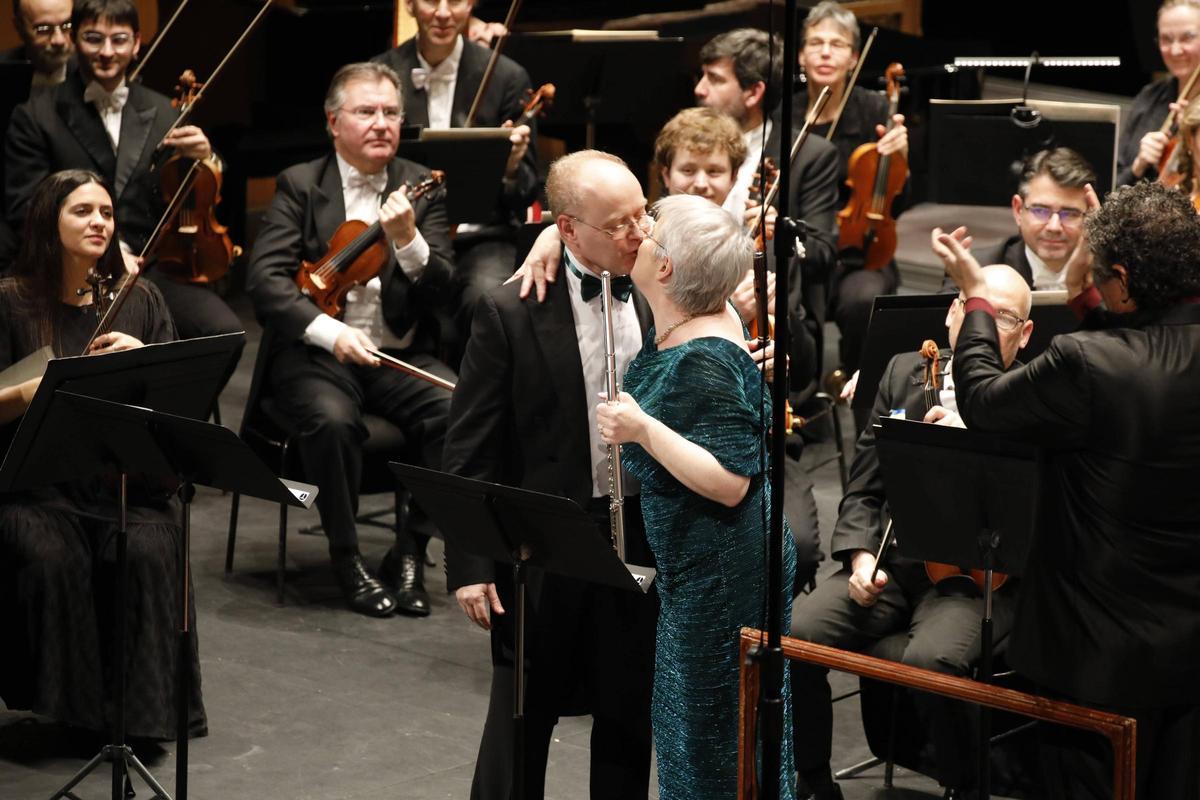 Emoción de la OSPA, Sinclair y Pearse en el estreno del "Concierto para dos flautas" - La Nueva ...