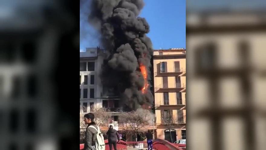 Espectacular incendio en la calle del Carme de Girona.