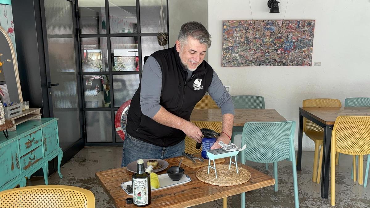 Así se elaboran los mejores pinchos de alcachofa de Benicarló