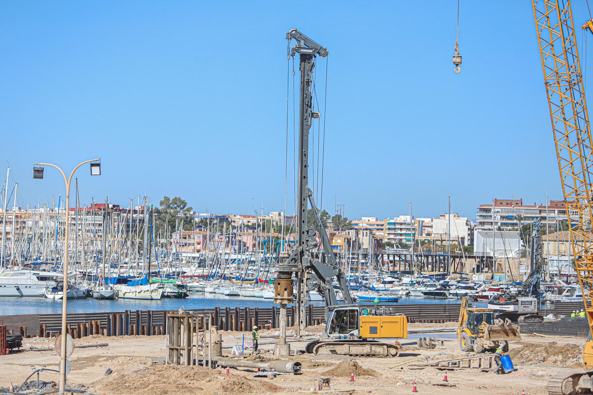 Obras de la nueva zona de ocio Paseo del Mar en el puerto de Torrevieja