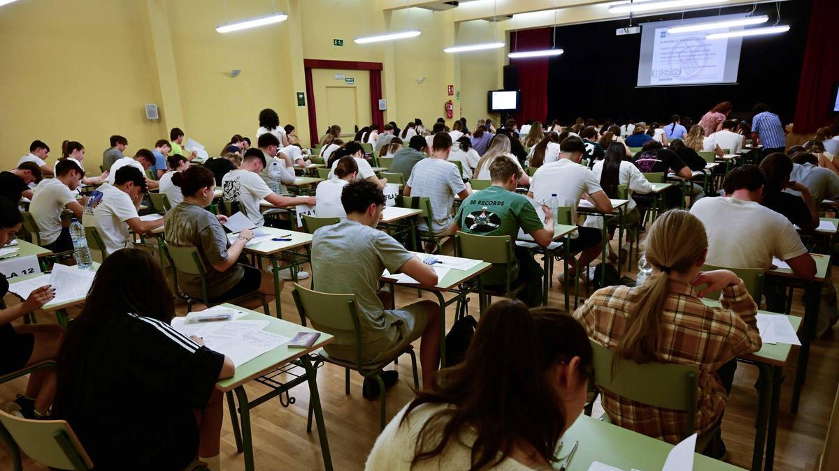 Días de hincar los codos | UNED Dénia inicia el periodo oficial de ...