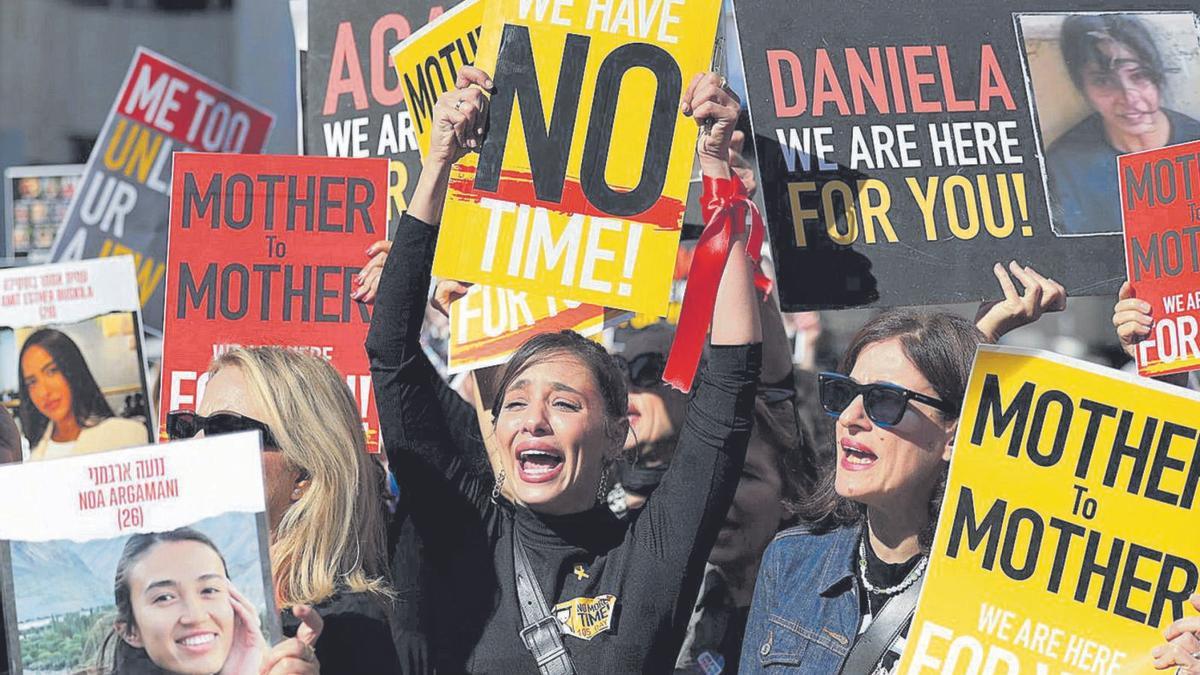 Els israelians surten al carrer contra l’ofensiva - El Periódico