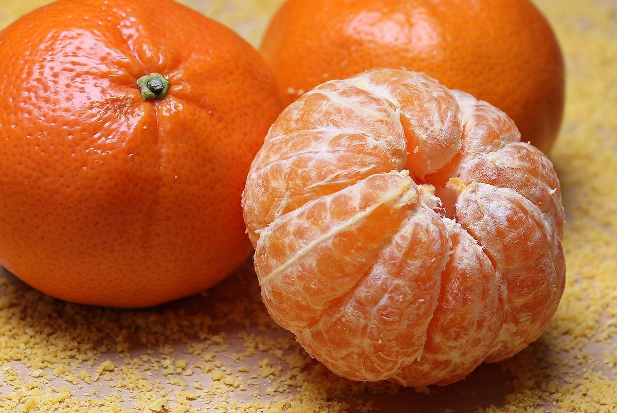 Truco mandarina | El innovador truco para pelar una mandarina sin mancharte