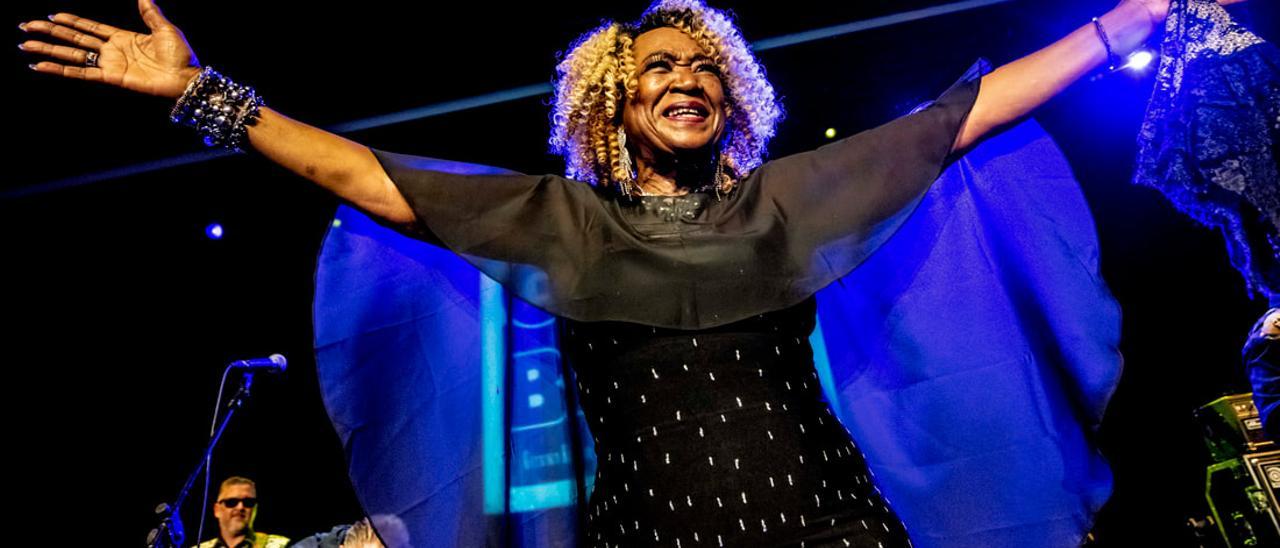 La cantante de blues Trudy Lynn actúa en el Teatro Principal de ...