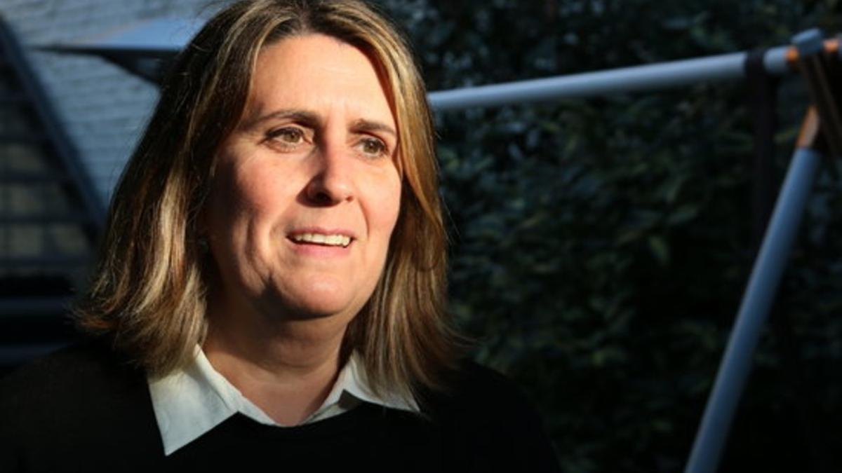 Romagosa investiga el cajón donde los hombres dejan sus sentimientos