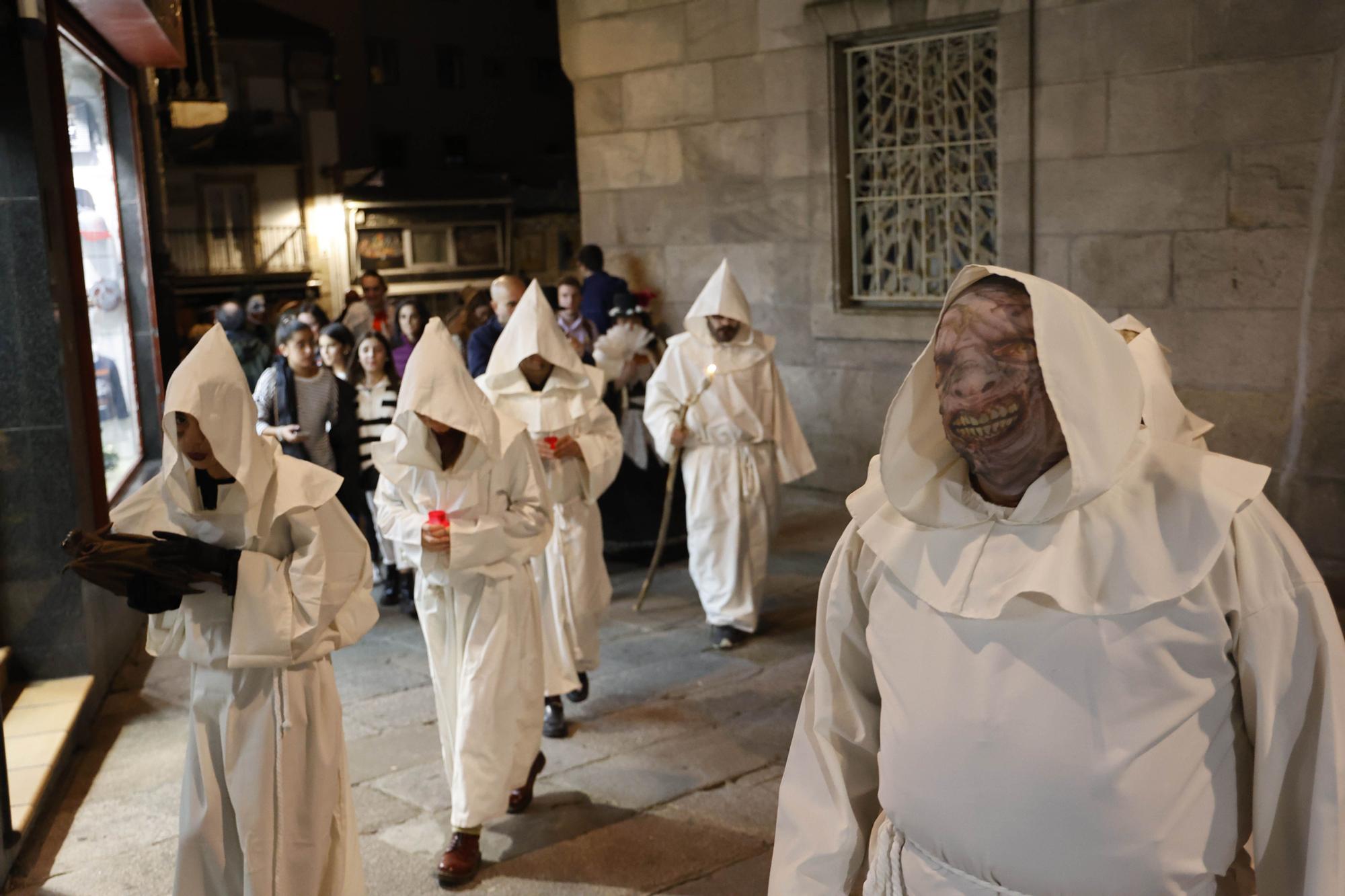 La Santa Compaña se pasea por el Casco Vello