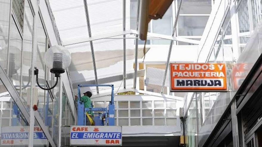 Reparan el techo de las galerías Colón destrozado por el pedrisco