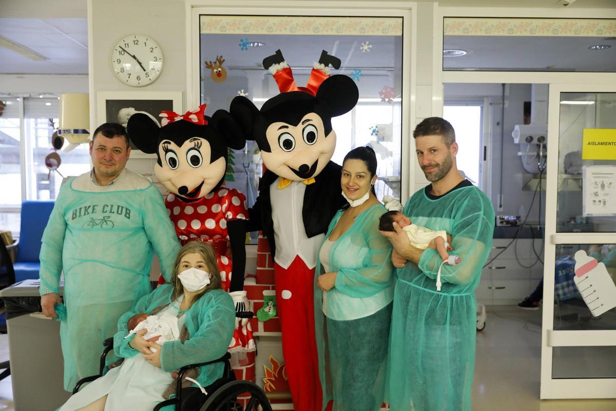Mickey y Minnie Mouse visitan a los niños del Hospital de Cabueñes (en ...