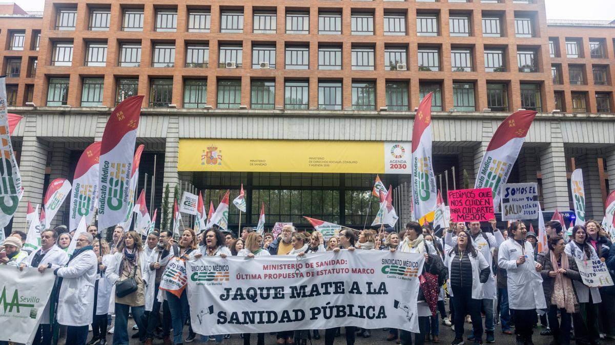 Los médicos vuelven a la calle en Madrid para reclamar un estatuto ...