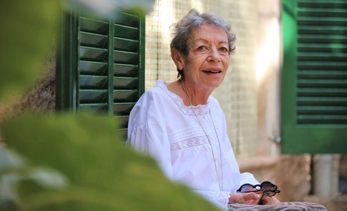 Diez autoras homenajean a Maria Antònia Oliver y a su detective Lònia Guiu