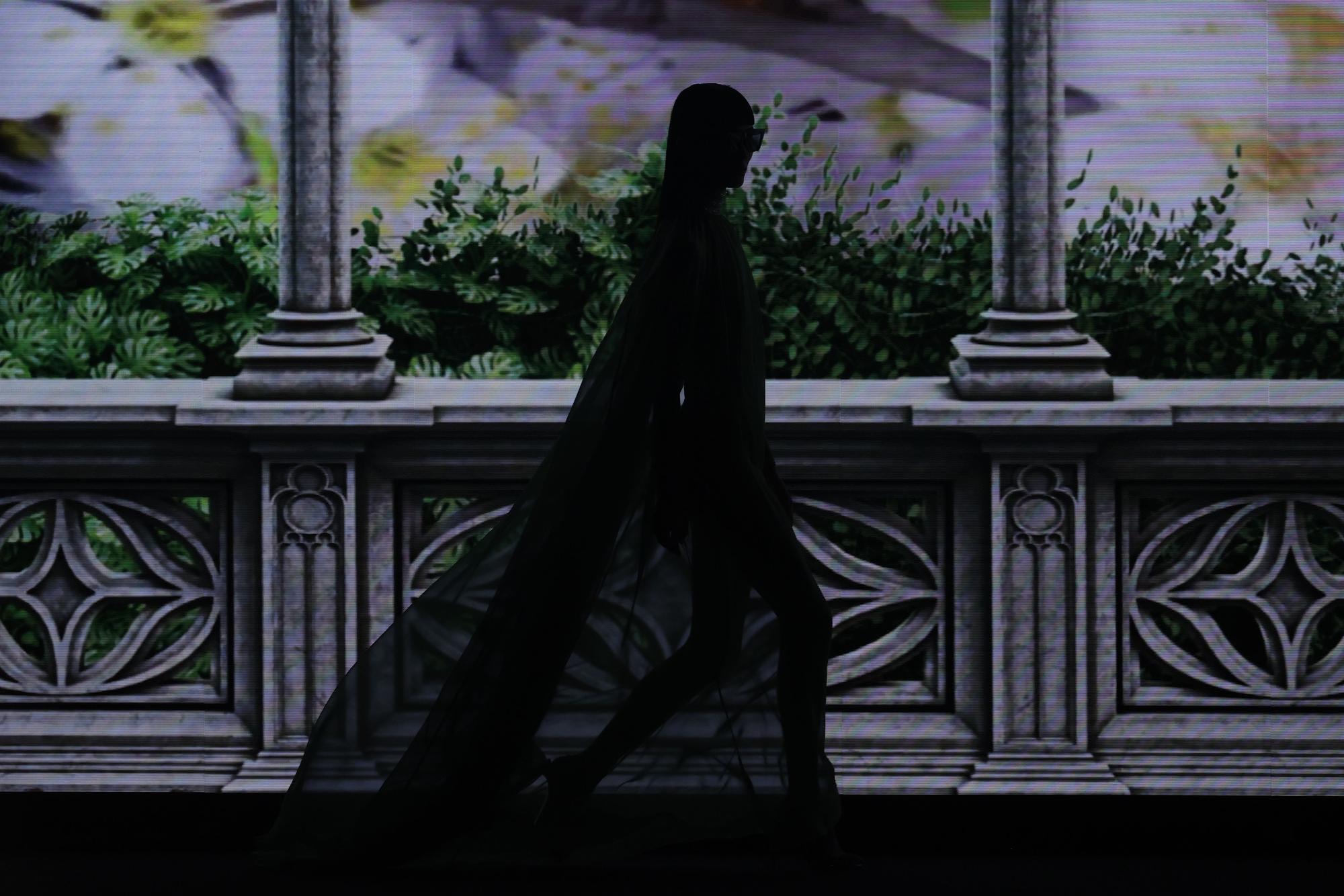 Hannibal Laguna viste la primavera con una colección brillante, alegre ...