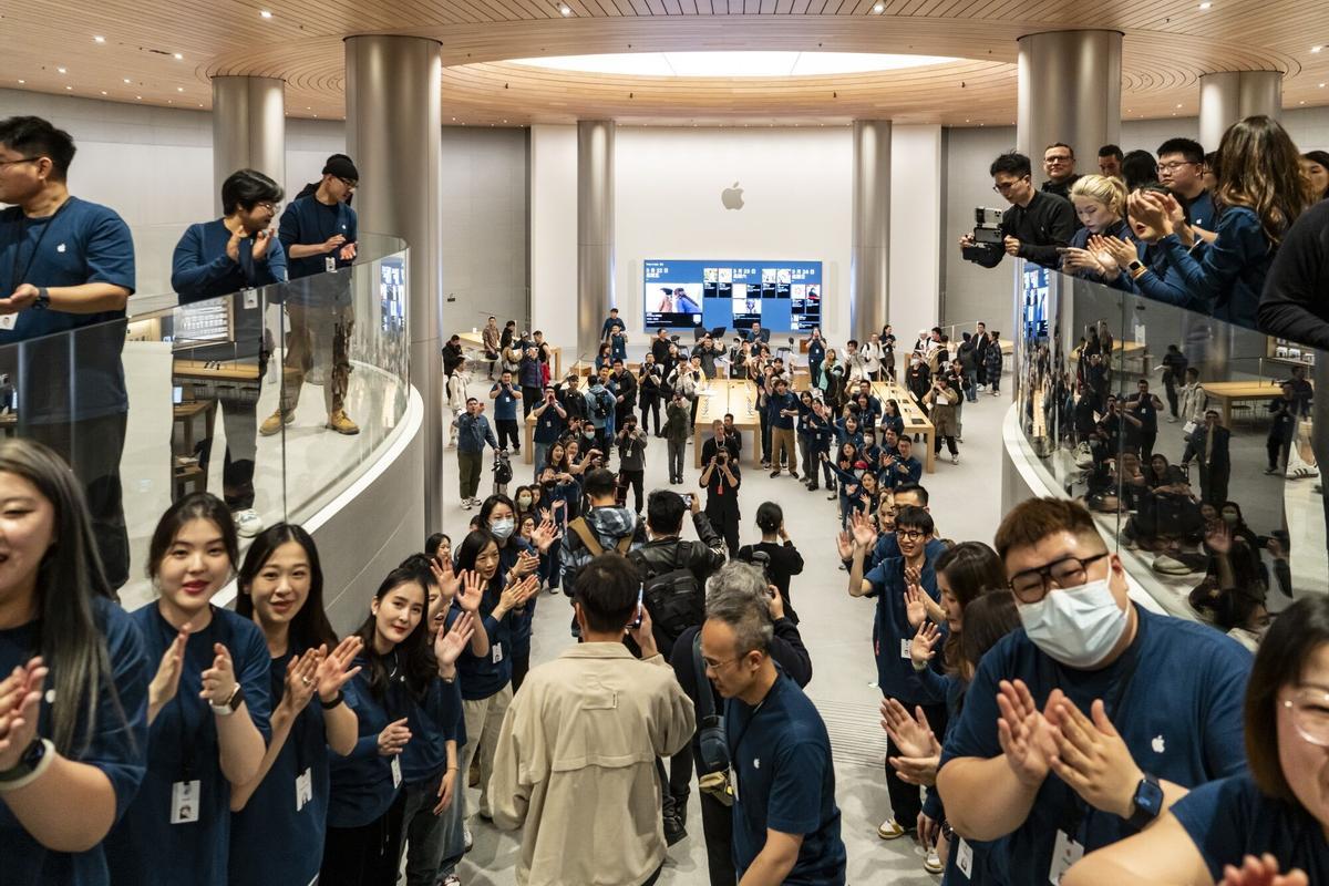 La tienda más grande de Apple en Asia abre sus puertas en Shanghái | FOTOS