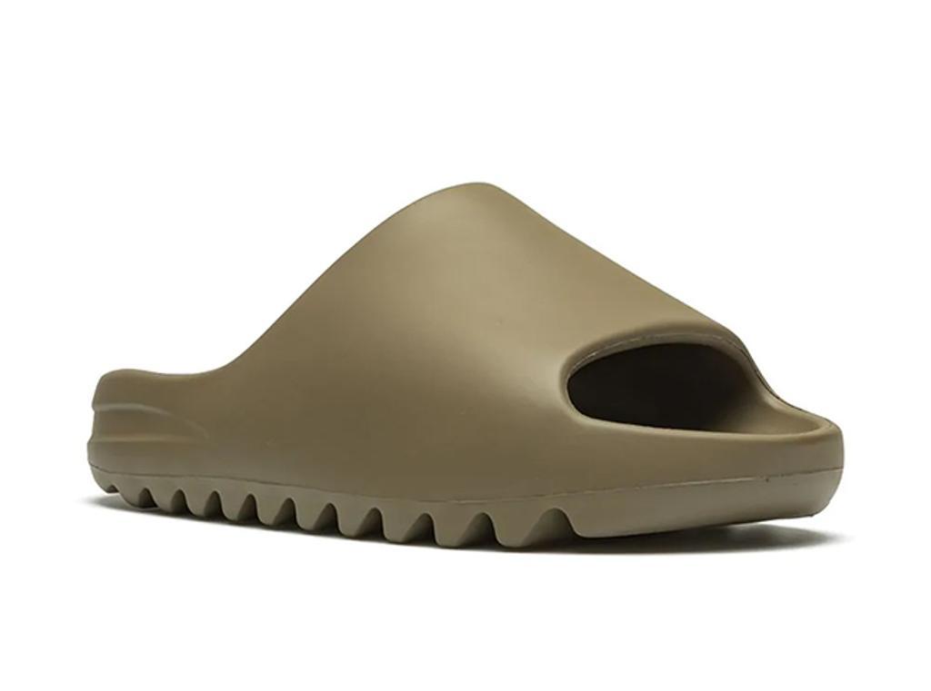 Las chanclas piscineras con calcetines es el calzado que llevaremos ...