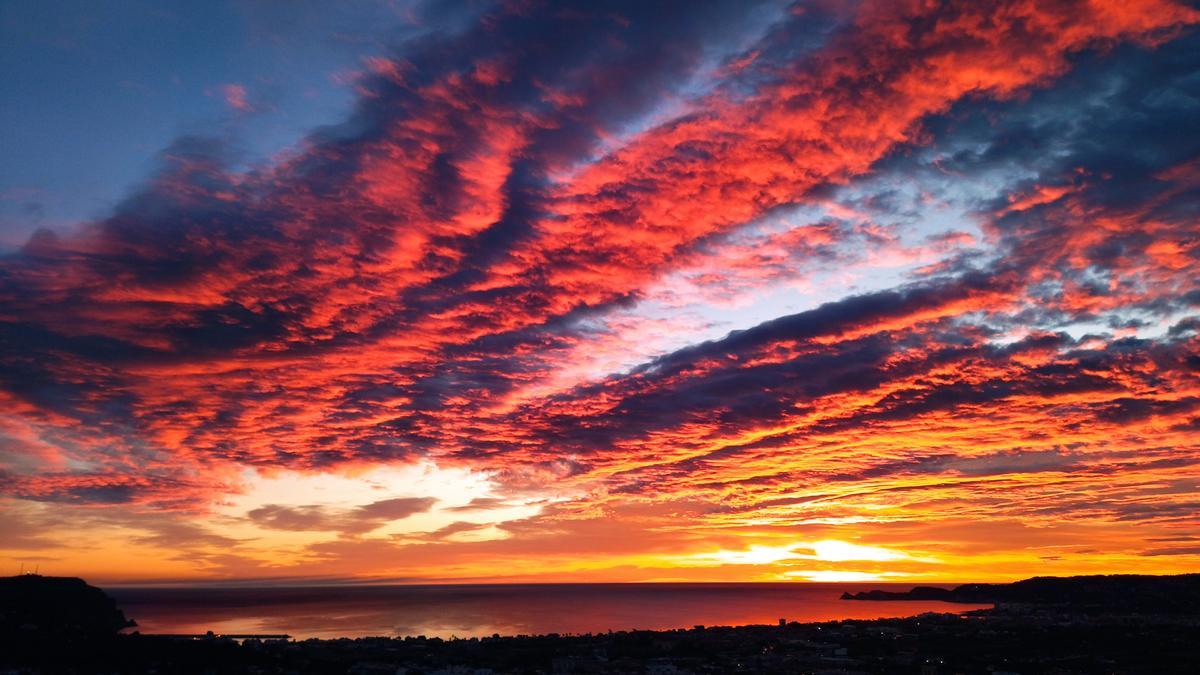 Candilazo: La secuencia de un amanecer rojo en Xàbia