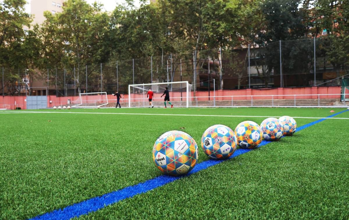 Nuevo césped en 12 campos de futbol de Barcelona