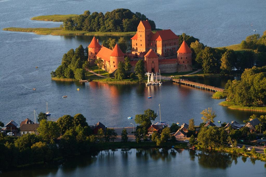 Trakai, el castillo reflejado en un lago o la postal más hermosa del ...