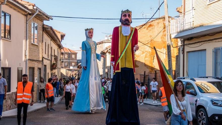 PRESENTACION NUEVOS GIGANTES TABARA | Las calles de la villa ponen en ...