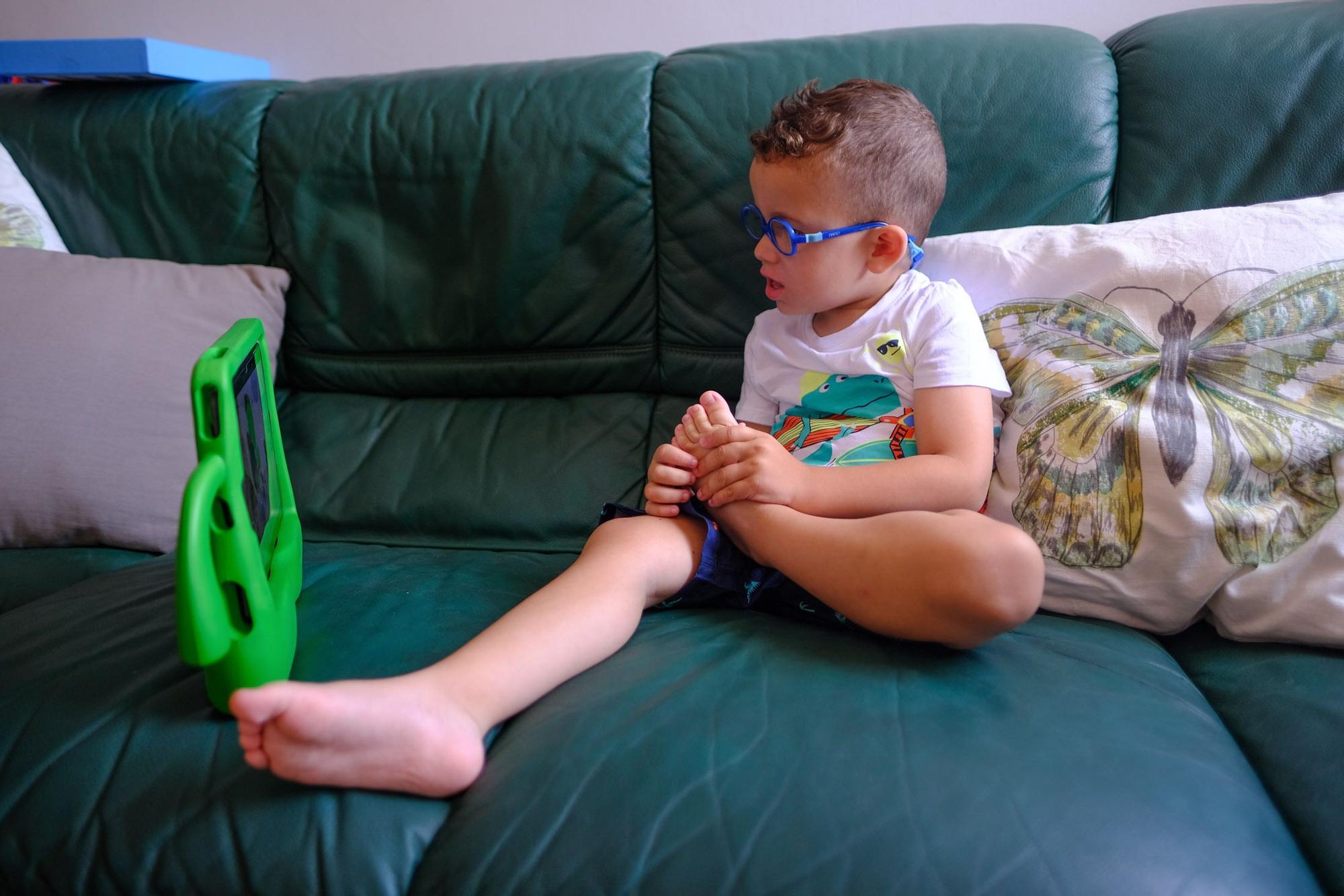 FOTOS: Enzo, el único paciente afectado por el síndrome Syngap1 en Canarias