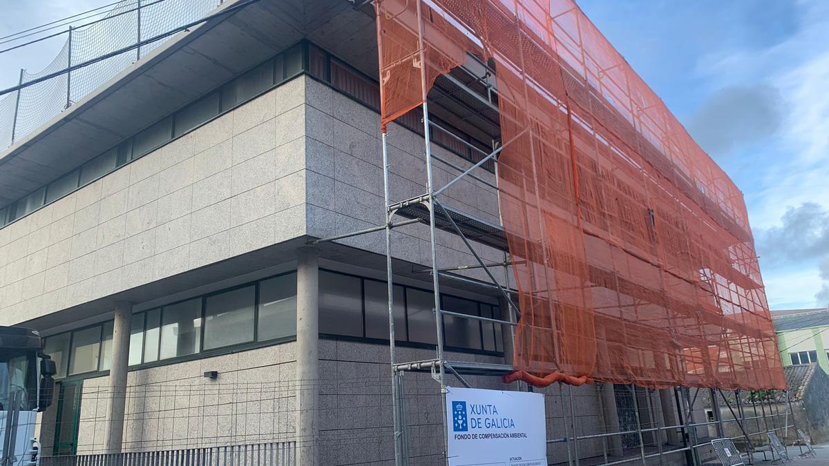 Muxía renova a cuberta do edificio de servizos múltiples da Camposa cun ...