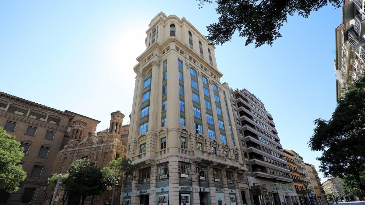Zaragoza roza el cielo desde el salón de casa