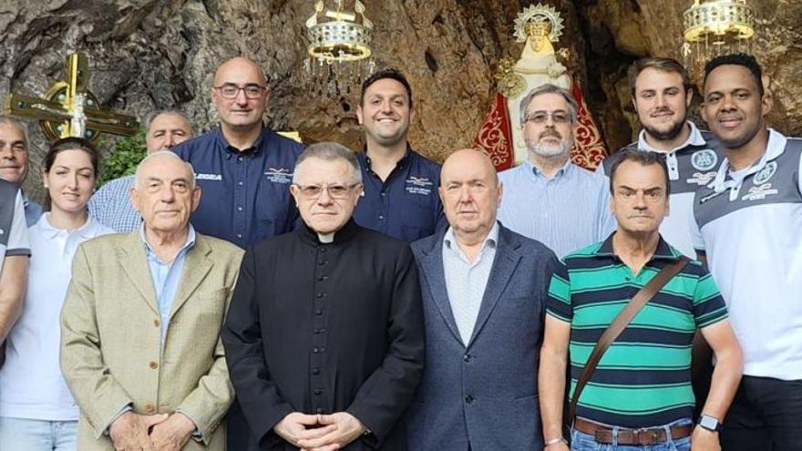 El Unión Financiera hace la ofrenda a la Virgen de Covadonga