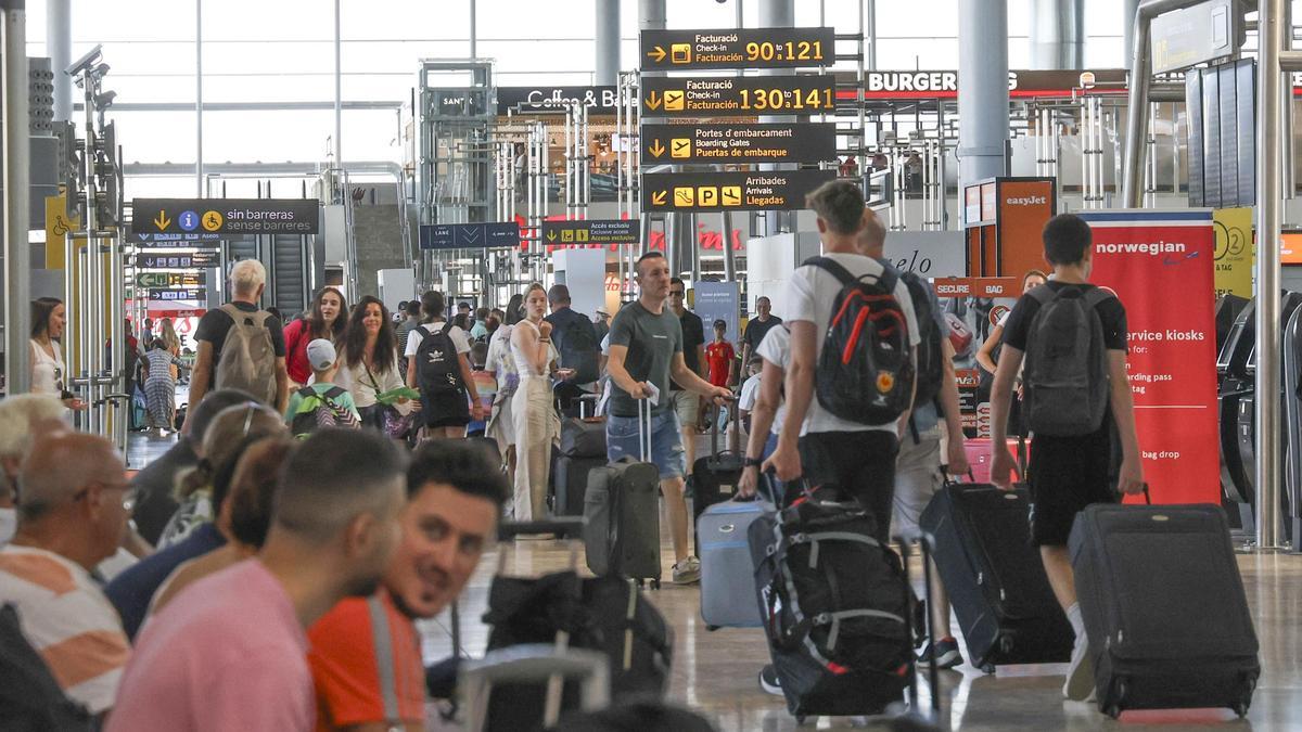 AEROPUERTO VIAJEROS RÉCORD | El aeropuerto Alicante-Elche registra el mejor agosto de su ...