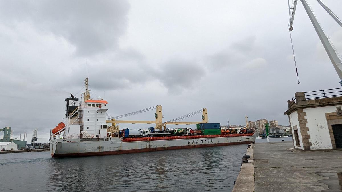 Puerto de A Coruña: Una naviera de A Coruña realiza un particular homenaje a Betanzos y a Cedeira