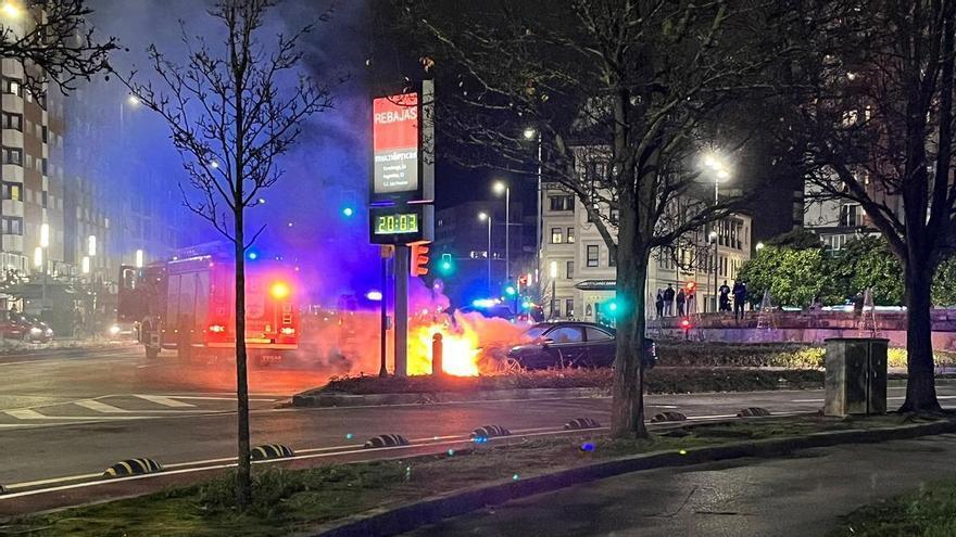 VÍDEO: Alarma en Gijón por un coche en llamas en el Humedal