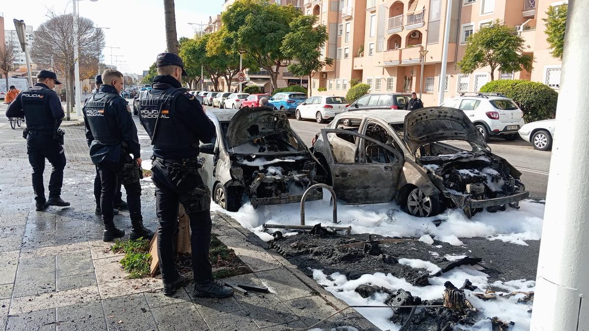 Un incendio destruye dos coches y tres contenedores en la calle Jacint ...