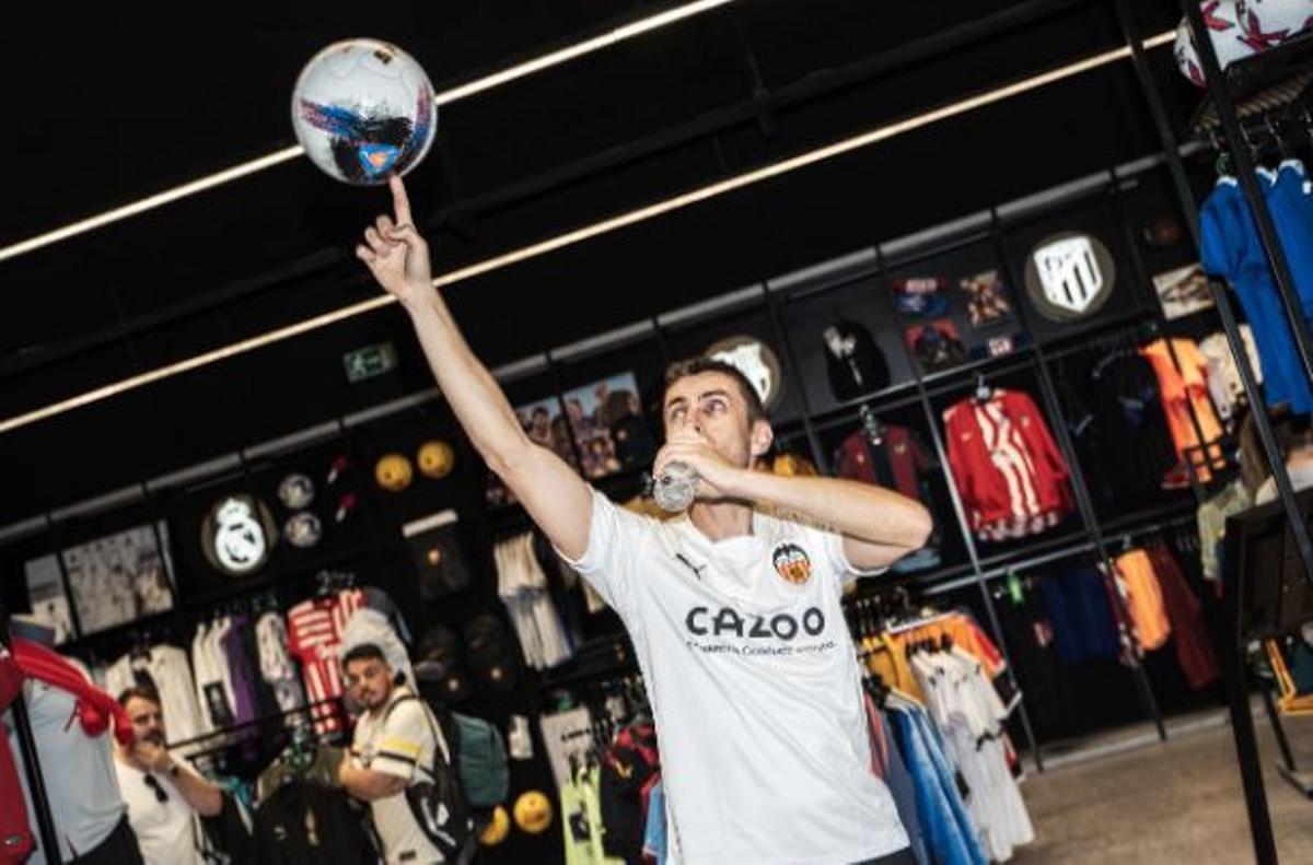 Fútbol Emotion reabre en Valencia bajo un innovador concepto de tienda ...