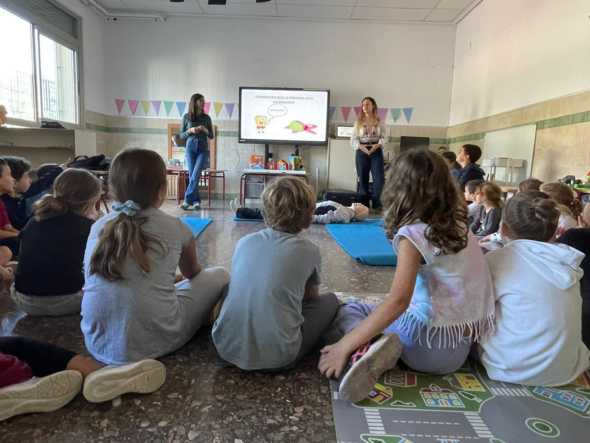 Quartell enseña primeros auxilios a sus escolares y vecinos