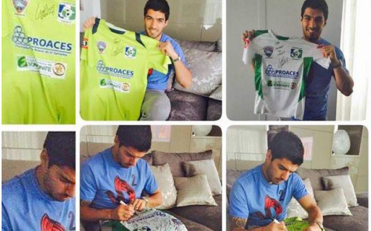 Luis Suárez firma camisetas del Sonsonate