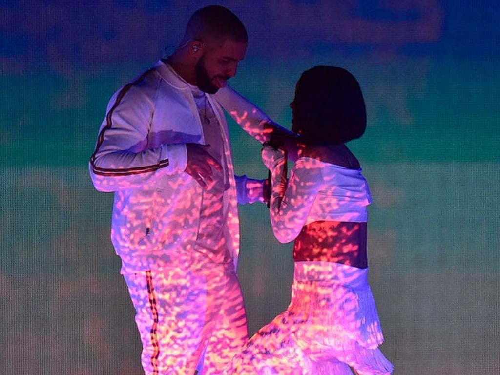 Rihanna y Drake 'calientan' los Brit Awards - Cuore
