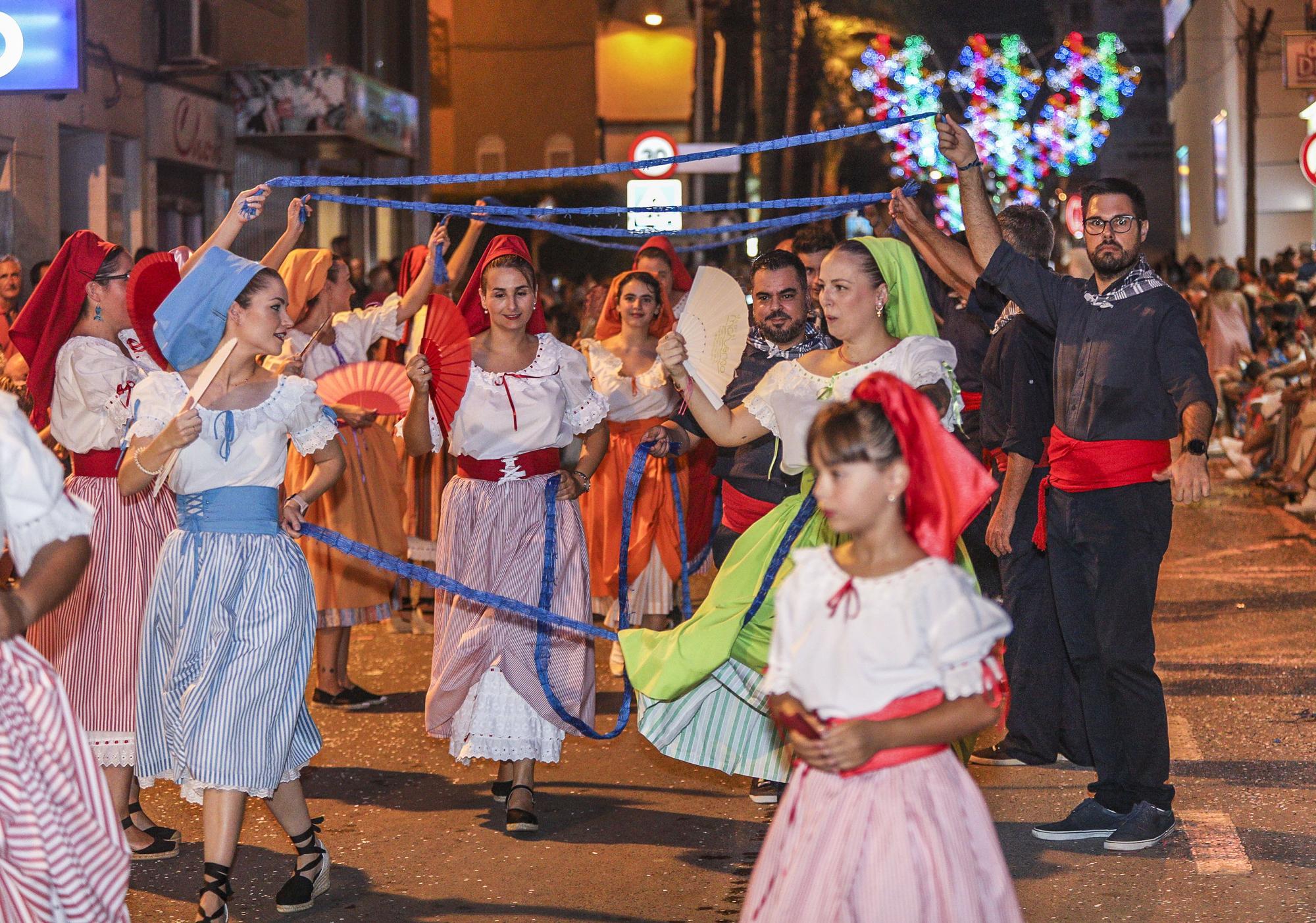 Desfile multicolor de las fiestas de Santa Pola