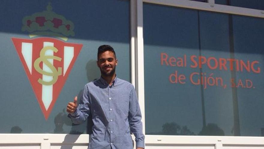 Juan Mera renueva por tres años con el Sporting