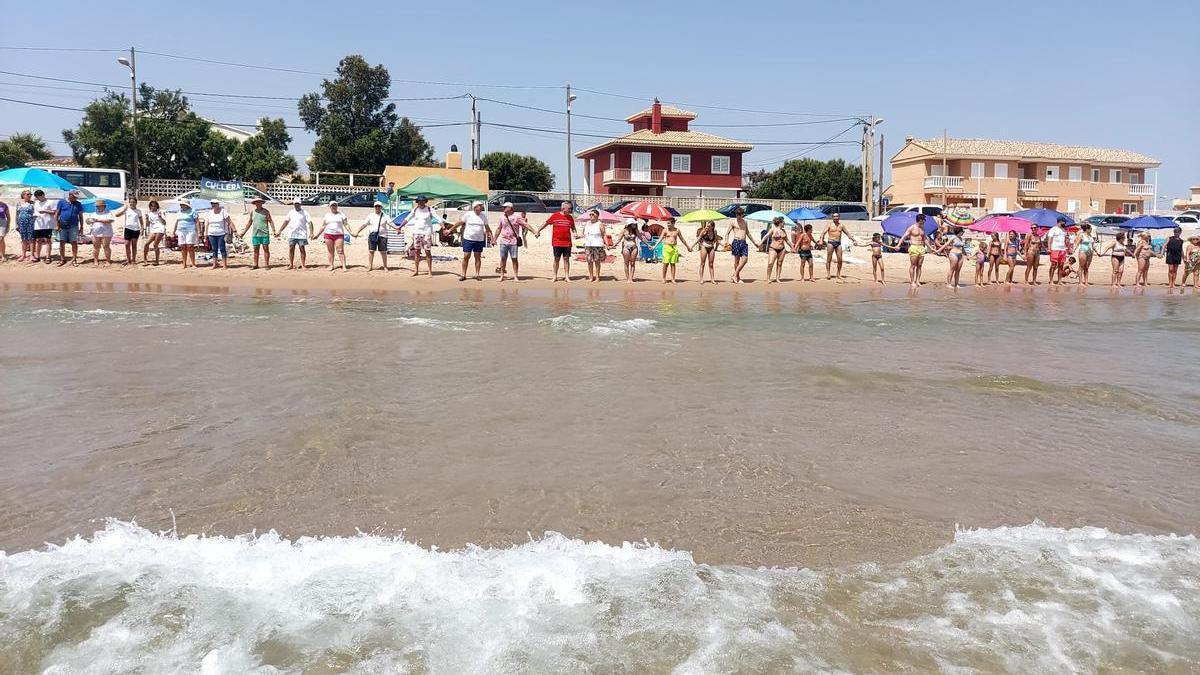 Vecinos de l'Estany forman una cadena humana para salvar la playa