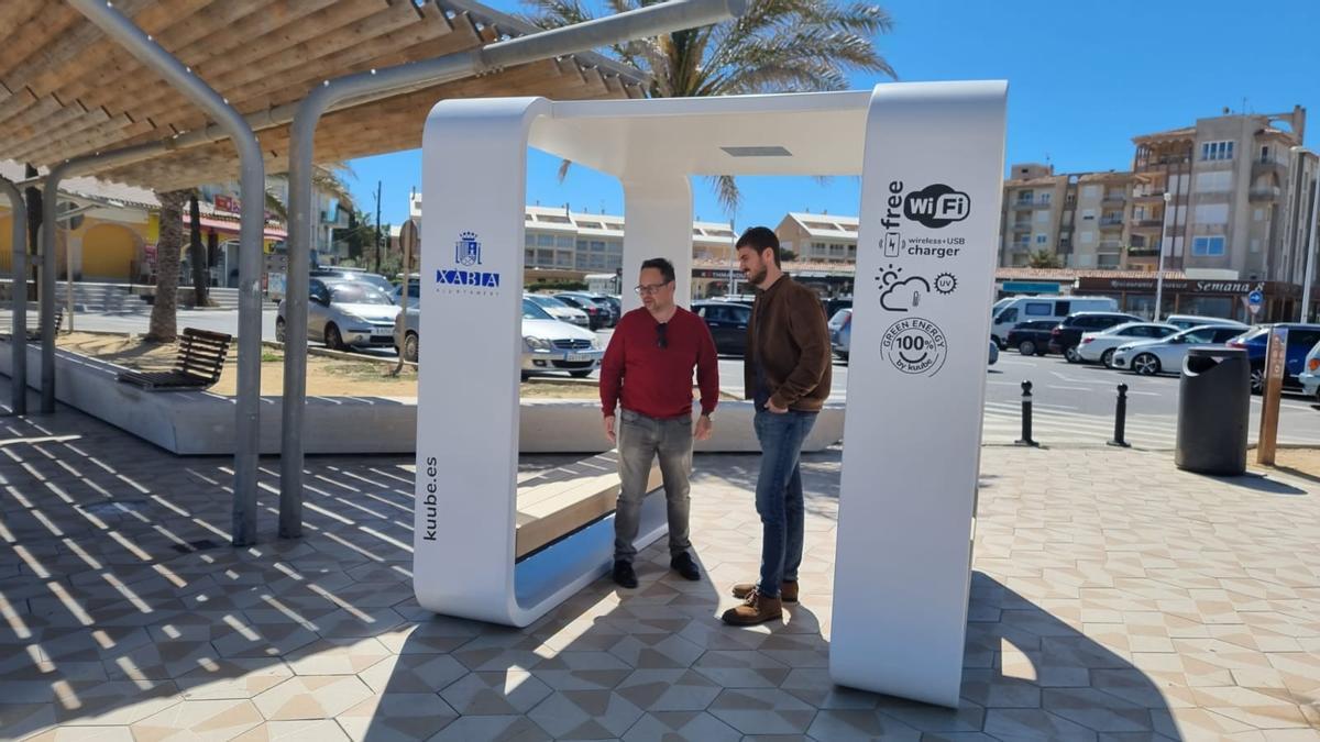 El banco (de sentarse) inteligente llega al paseo del Arenal de Xàbia ...