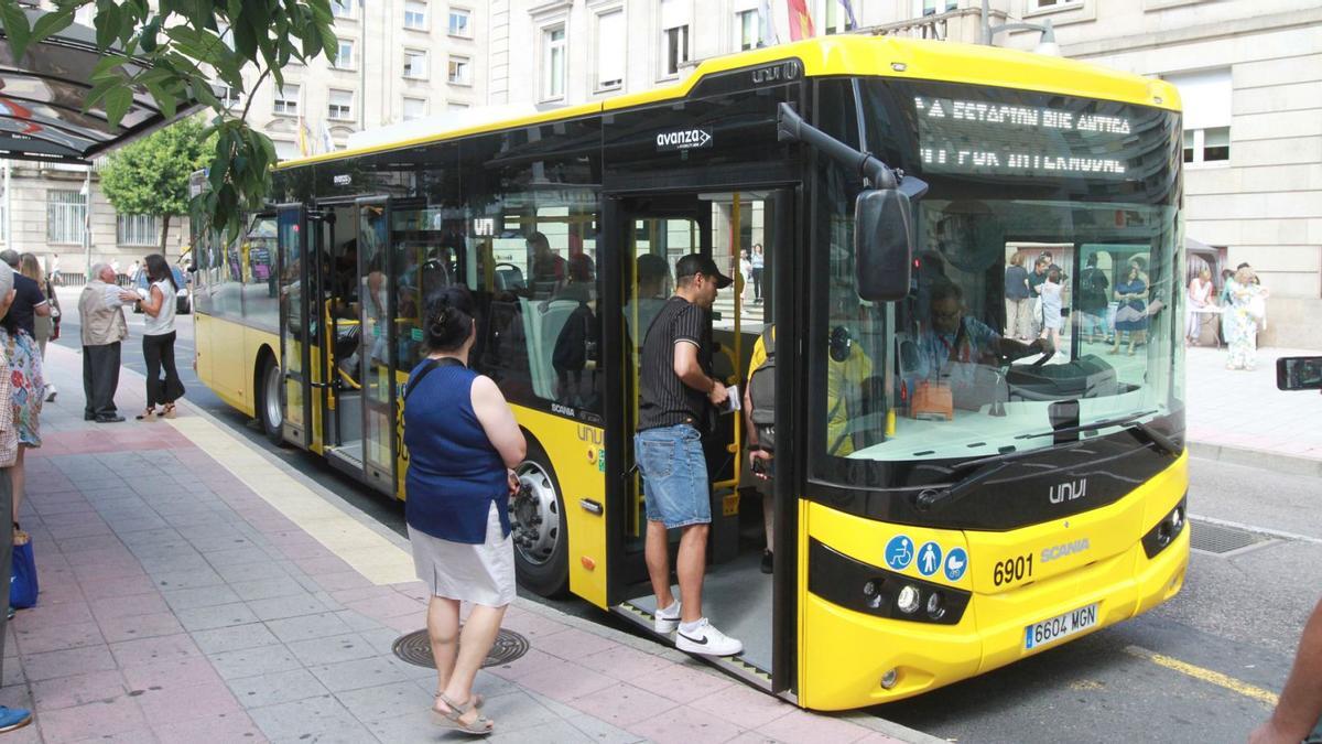 Ourense empieza a incorporar los autobuses que renovarán una flota con ...