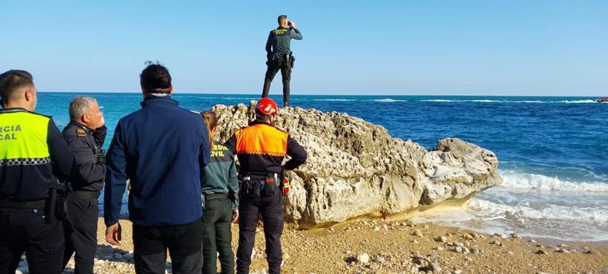 Rescatan a un parapentista que ha caído al mar junto al acantilado del ...