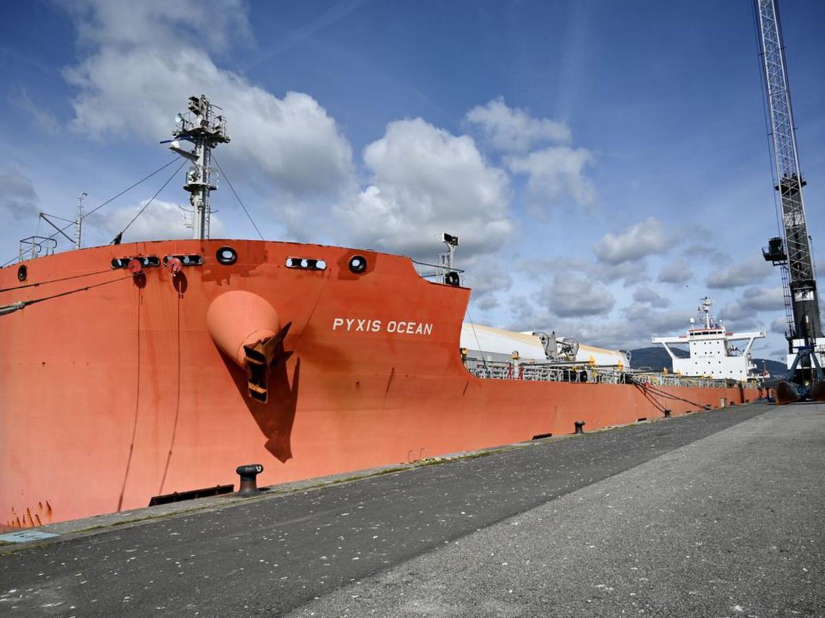 Recala en Marín el buque Pyxis Ocean, el primer carguero propulsado por ...