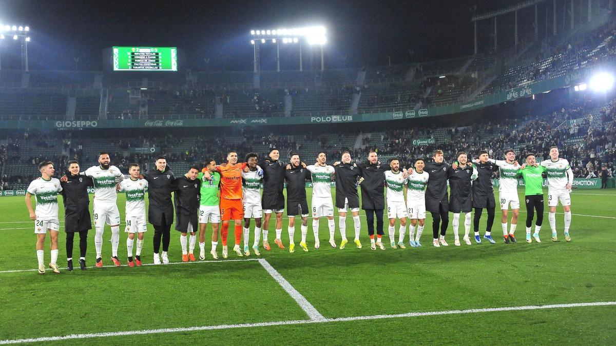 La plantilla del Elche disfruta de su merecido premio