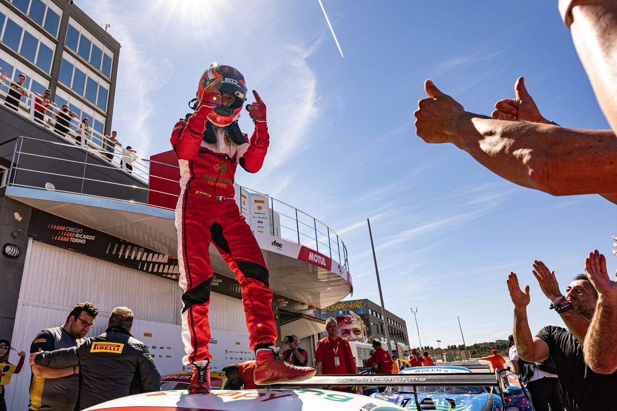 Eliseo Donno cierra el Ferrari Challenge con un doblete en Cheste
