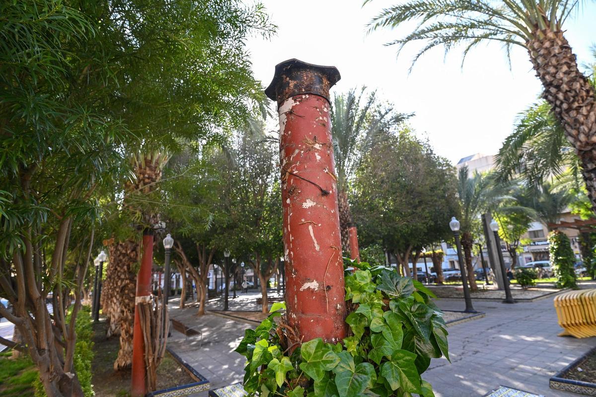 La rotura de una pérgola en un jardín de Elche pone en alerta a los vecinos
