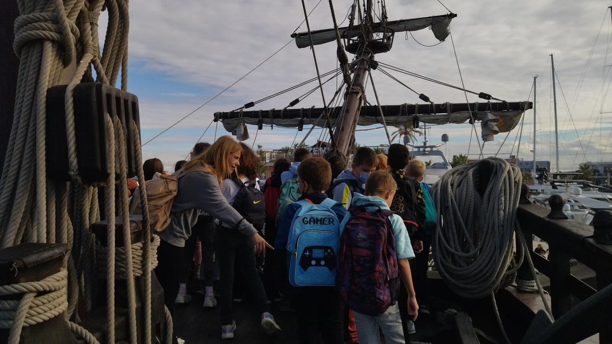 Un galeón del siglo XVII entre megayates en Dénia - Levante-EMV